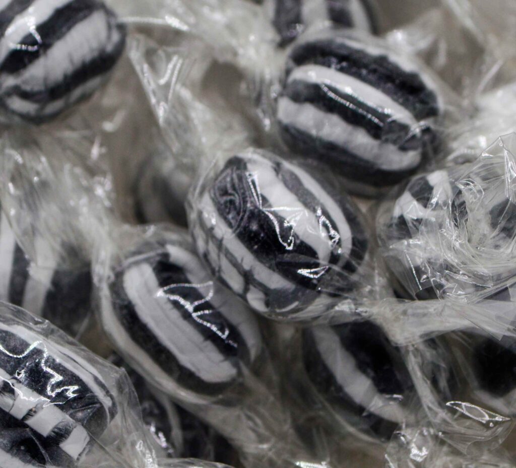 Sugar Free Black and White Humbugs - 2kg Bag - The Welsh Sweetshop ...